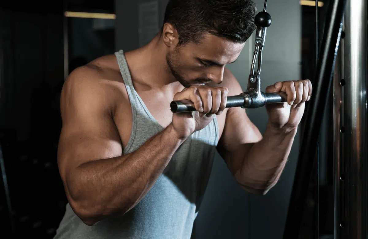 Extension Triceps Poulie Haute : Comment Faire cet Exercice