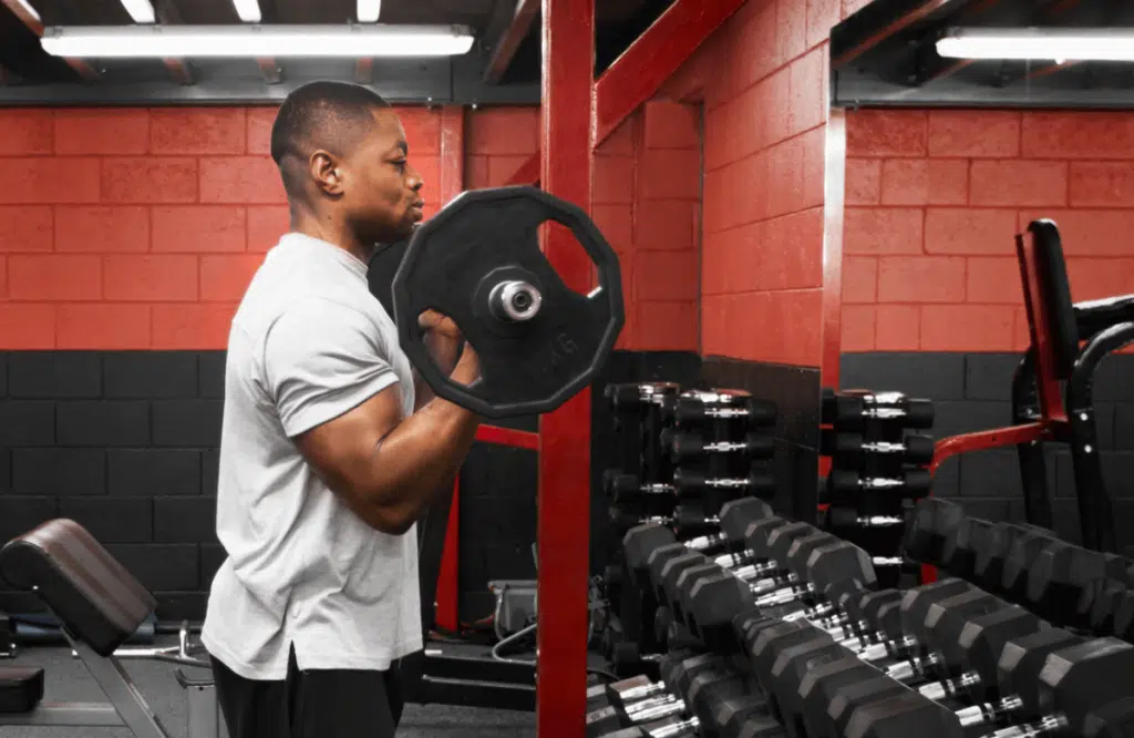 Curl Inversé : L'Exercice Clé pour des Bras Puissants