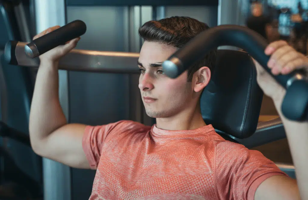 Développé Épaules avec Machine : Pour des Deltoïdes Puissants